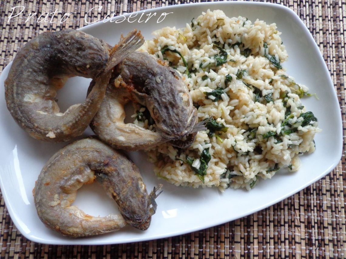Prato Caseiro: Pescadinhas de rabo na boca fritas com arroz de grelos