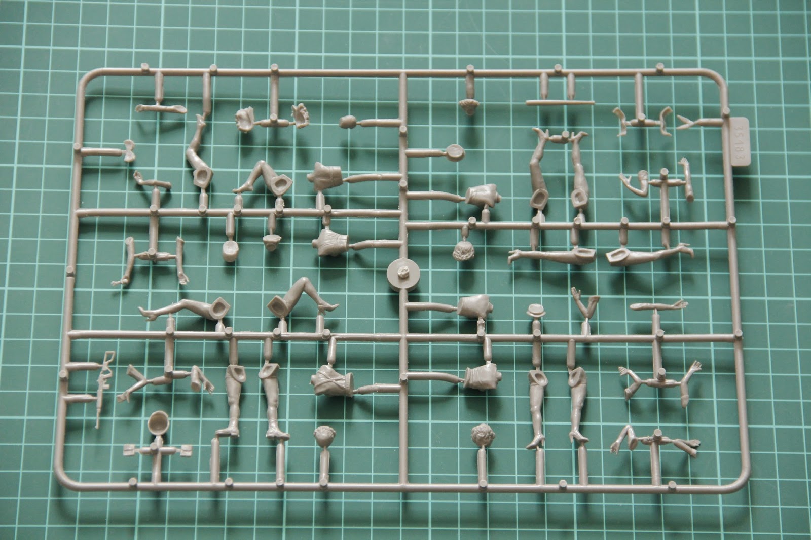 Master Box 1/35 Pin-Up (MB35183) - DetailScaleView