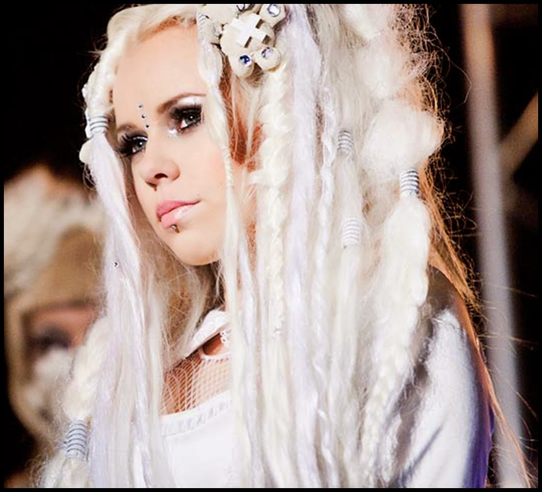 Notívagos O Dia Pela Noite: CANTORA KERLI BRASIL LOVE IS DEAD