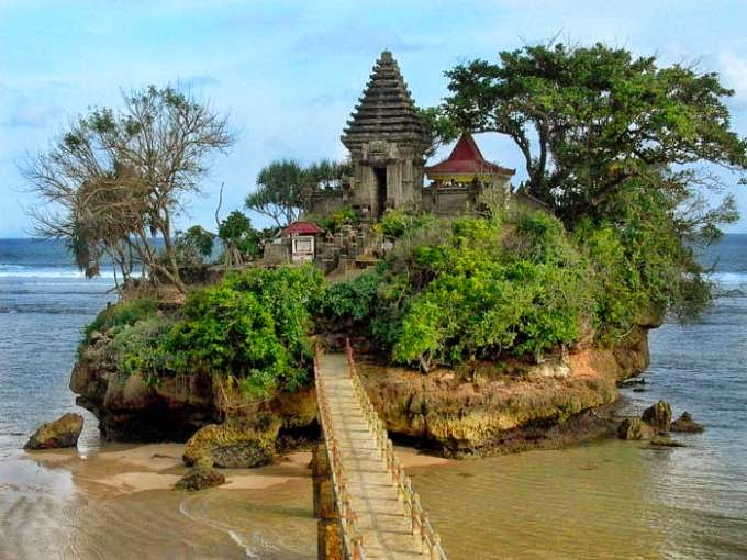 Keindahan Pantai Balekambang