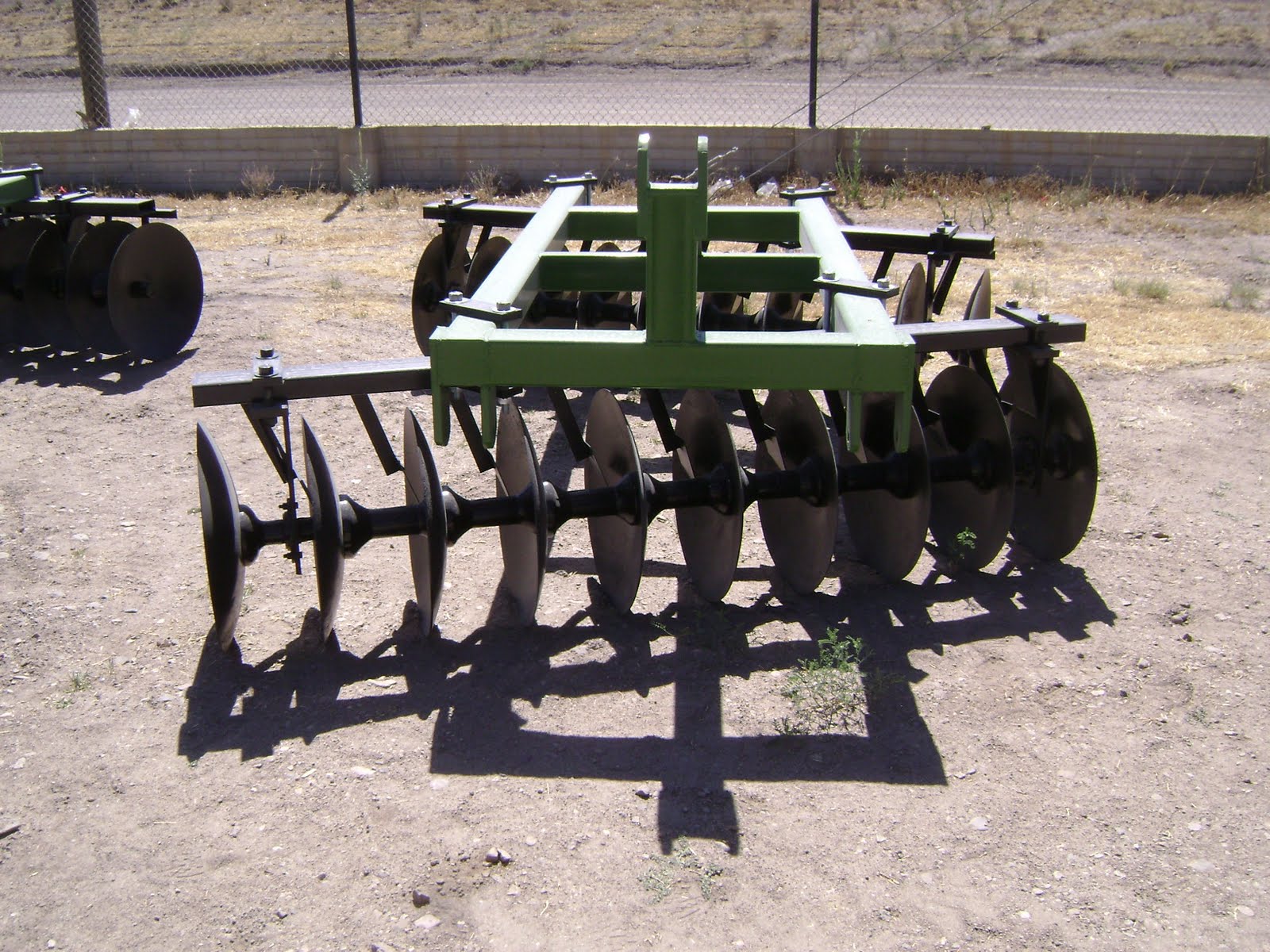 MAQUINARIA AGRICOLA INDUSTRIAL: Rastra de 20 Discos, 3 Puntos, Llantas ...