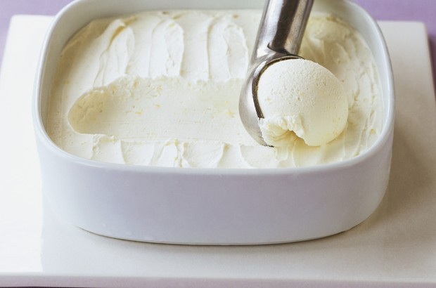 Gelato salato di Parmigiano Reggiano con gocce di aceto balsamico