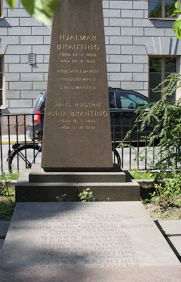 RadhusLiv - i och utanför radhuset...: Kyrkogårdar, upptäcksresande och ...