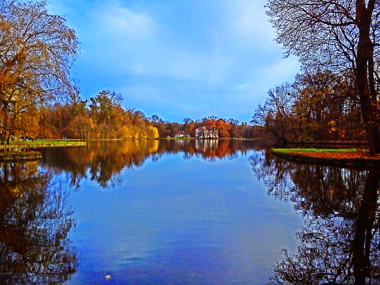Nanda & Nathan The Travellers: Fall Foliage in Munich, Germany