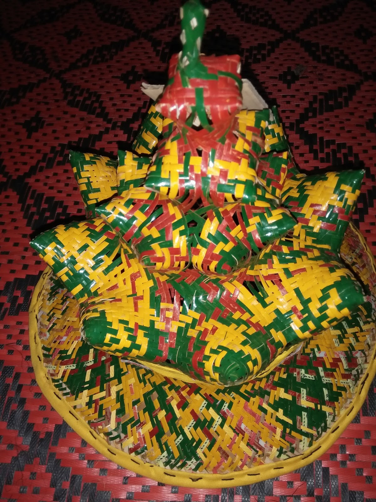 Koleksi Barangan Sarawak: Topi Traditional Ngajat Anyaman Berwarna ...