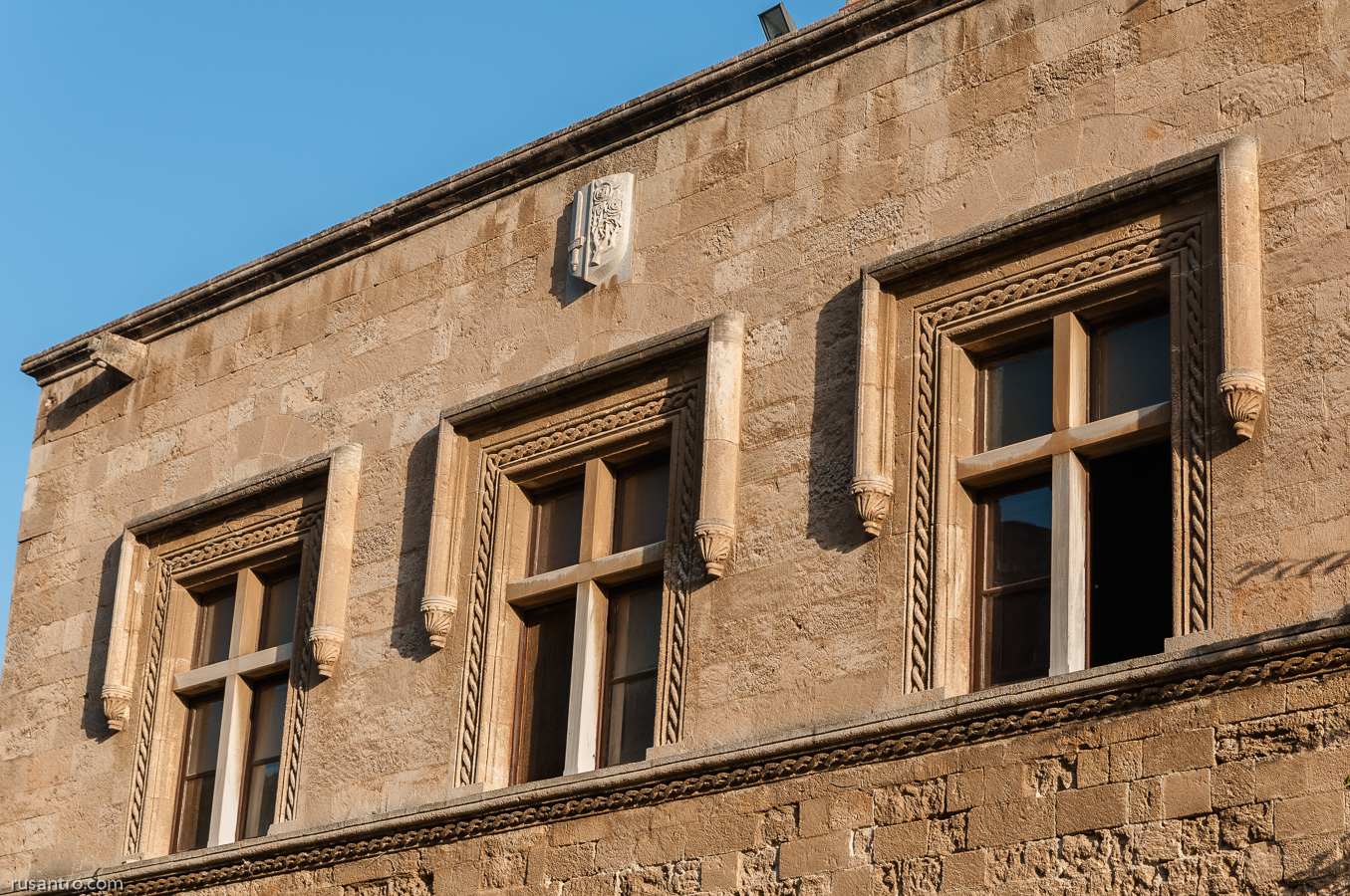 Rodas salas noslēpumu meklējumos