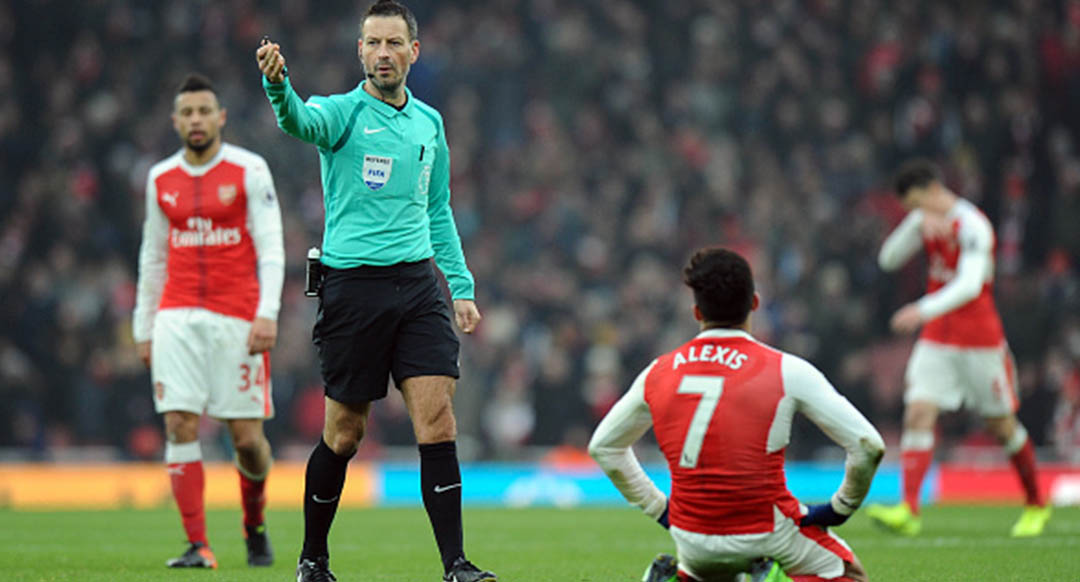 Premier League Referee Shows Off Nike Flyknit Ultra Boots - Footy Headlines