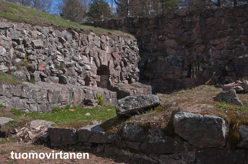 tuomovirtanen: Linnat ja linnoitukset - Castles and fortresses.
