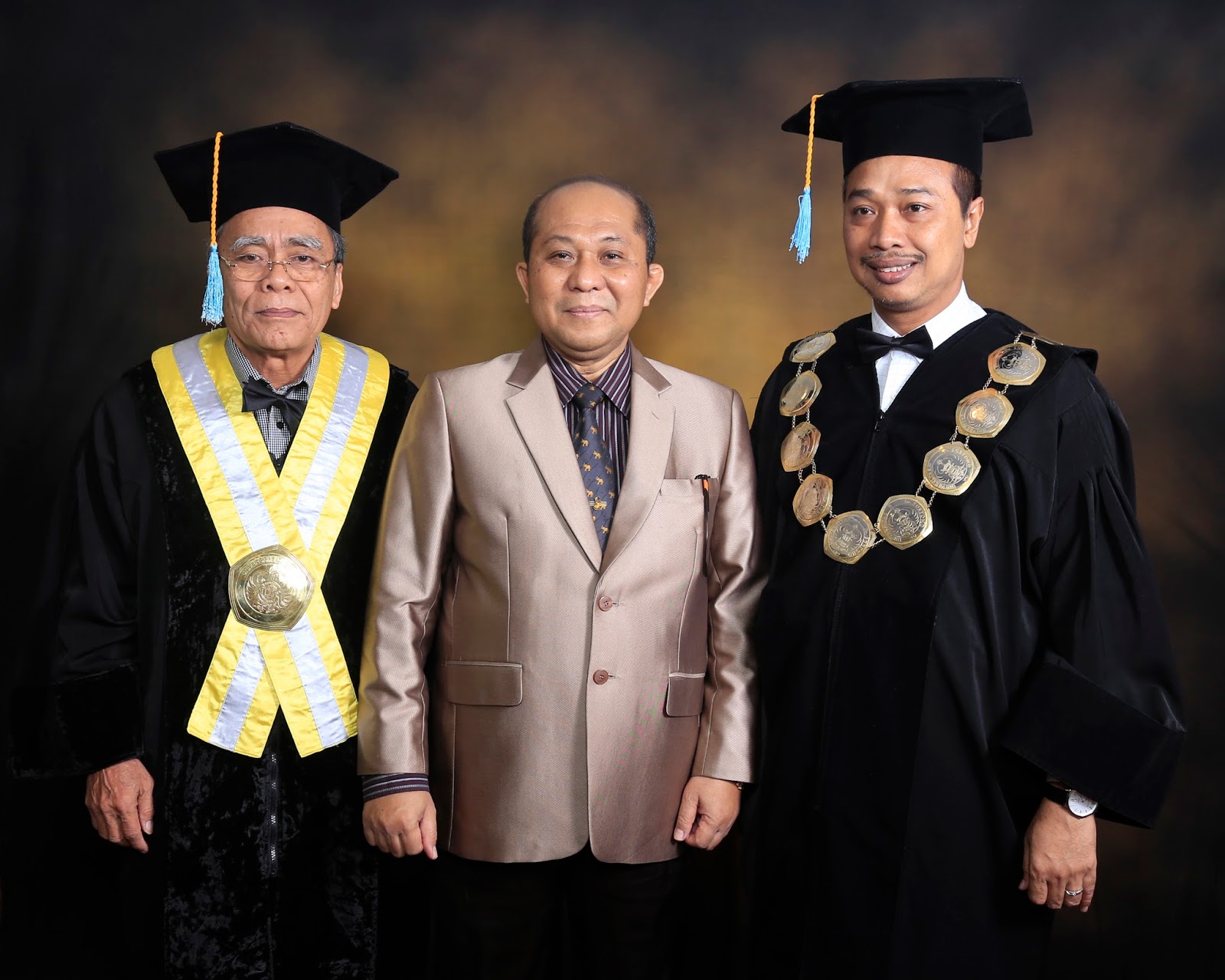 WISUDA UNITOMO 2017 ~ AZFAR STUDIO