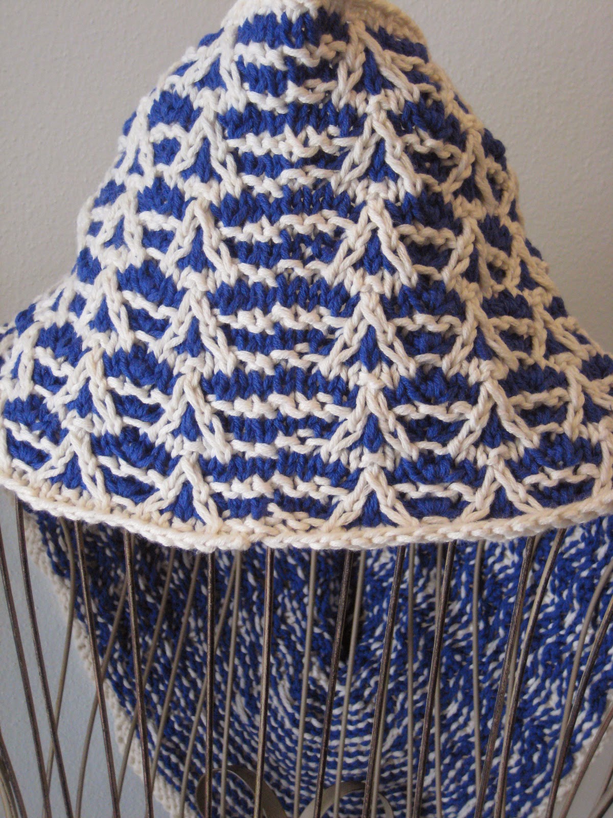 Balls to the Walls Knits: Tons of Triangles Cowl