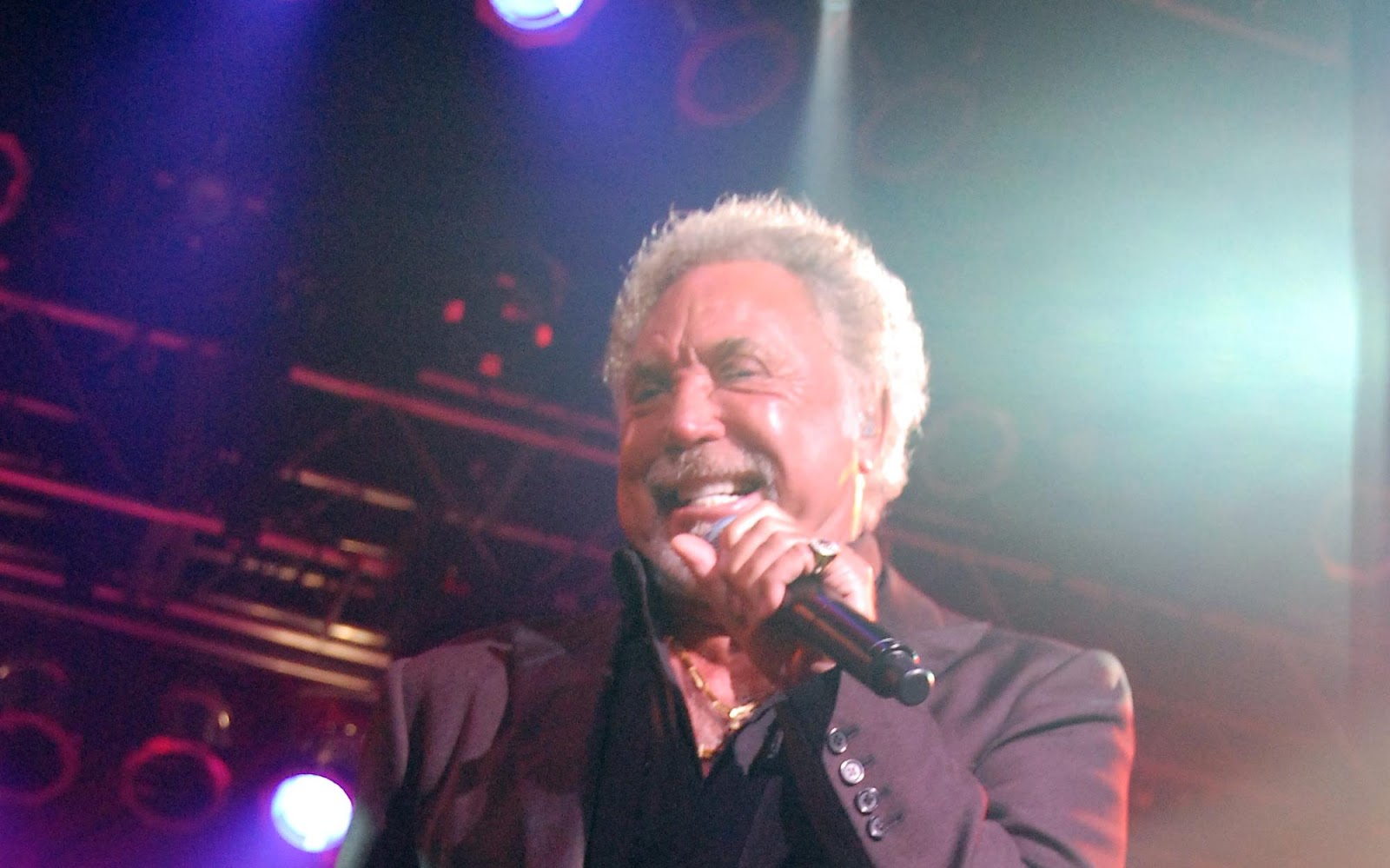 ALTOeCLARO: LADIES AND GENTLEMEN, THIS IS TOM JONES!