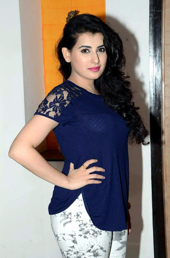 Girls Photos: Indian Girls Snap Shoots