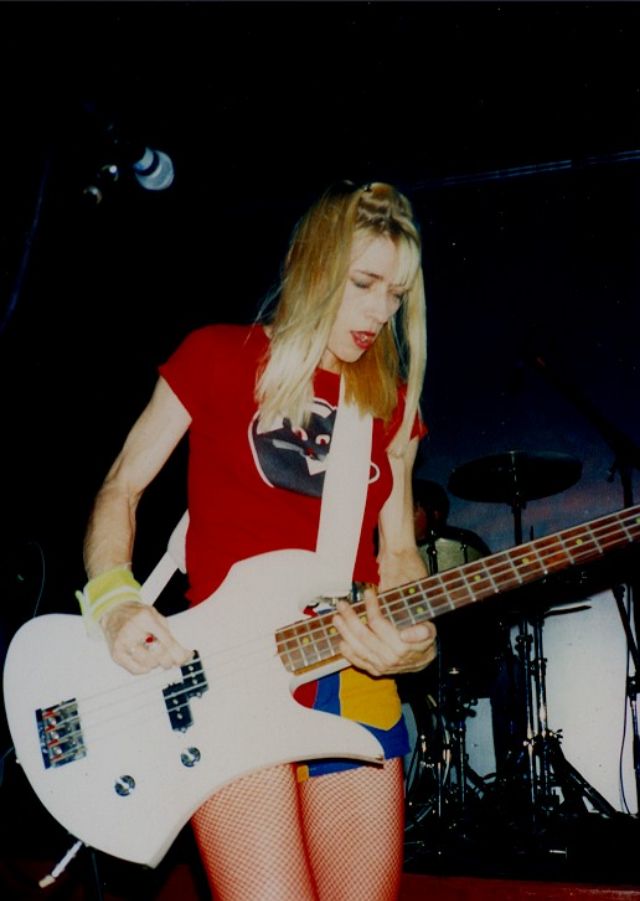 30 Amazing Photographs of a Sexy Kim Gordon of Sonic Youth on the Stage ...