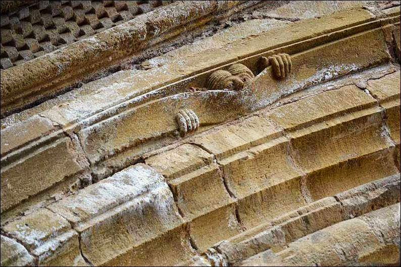 L'ATTENDUE: Le curieux de Conques.