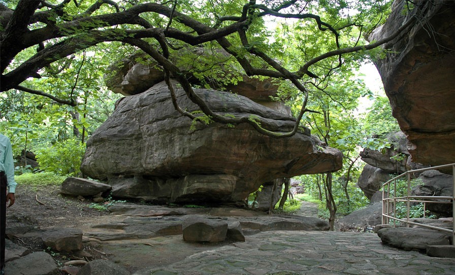 स्पंदने विचारांची .............: Bhimbetka Rock Shelters
