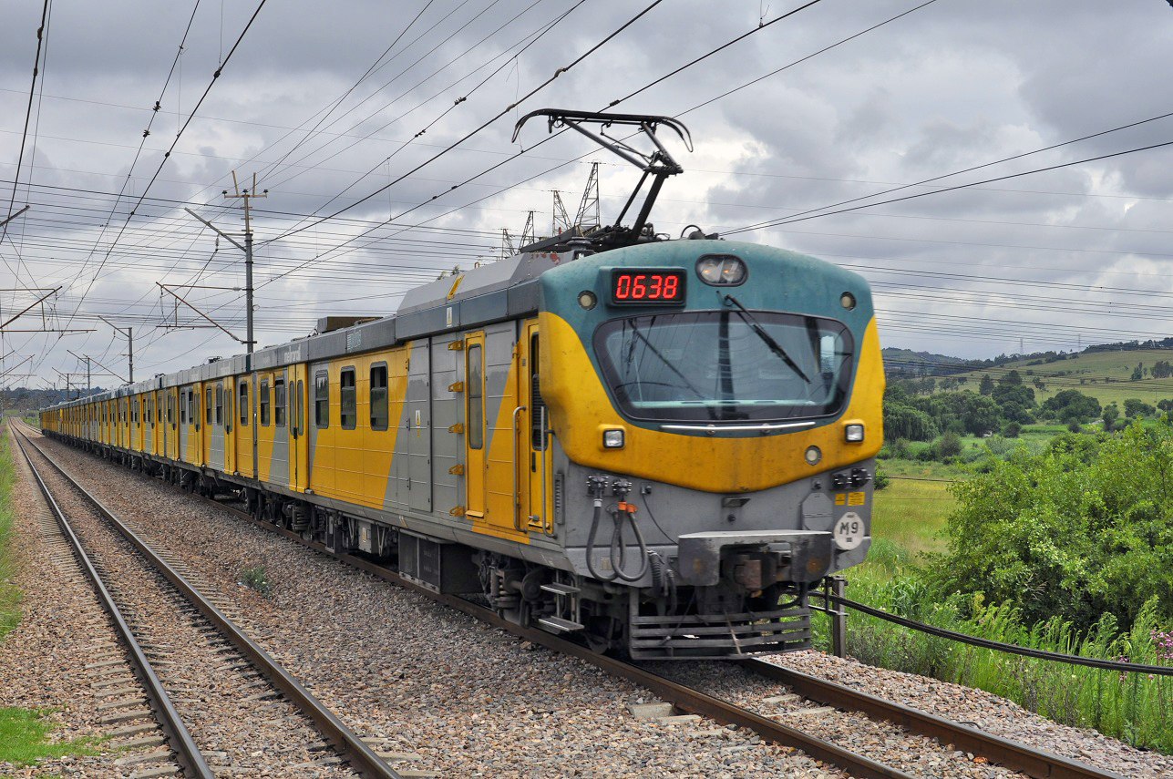 SAR CONNECTA: ‎10M Metrorail - Train No. 0638 entering Pinedene Station ...