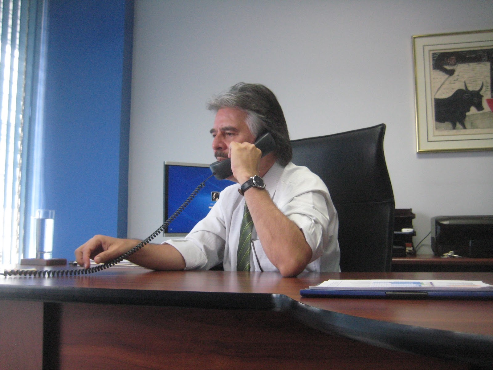 Luego, aprovechando que me dejó hablar, le dice: