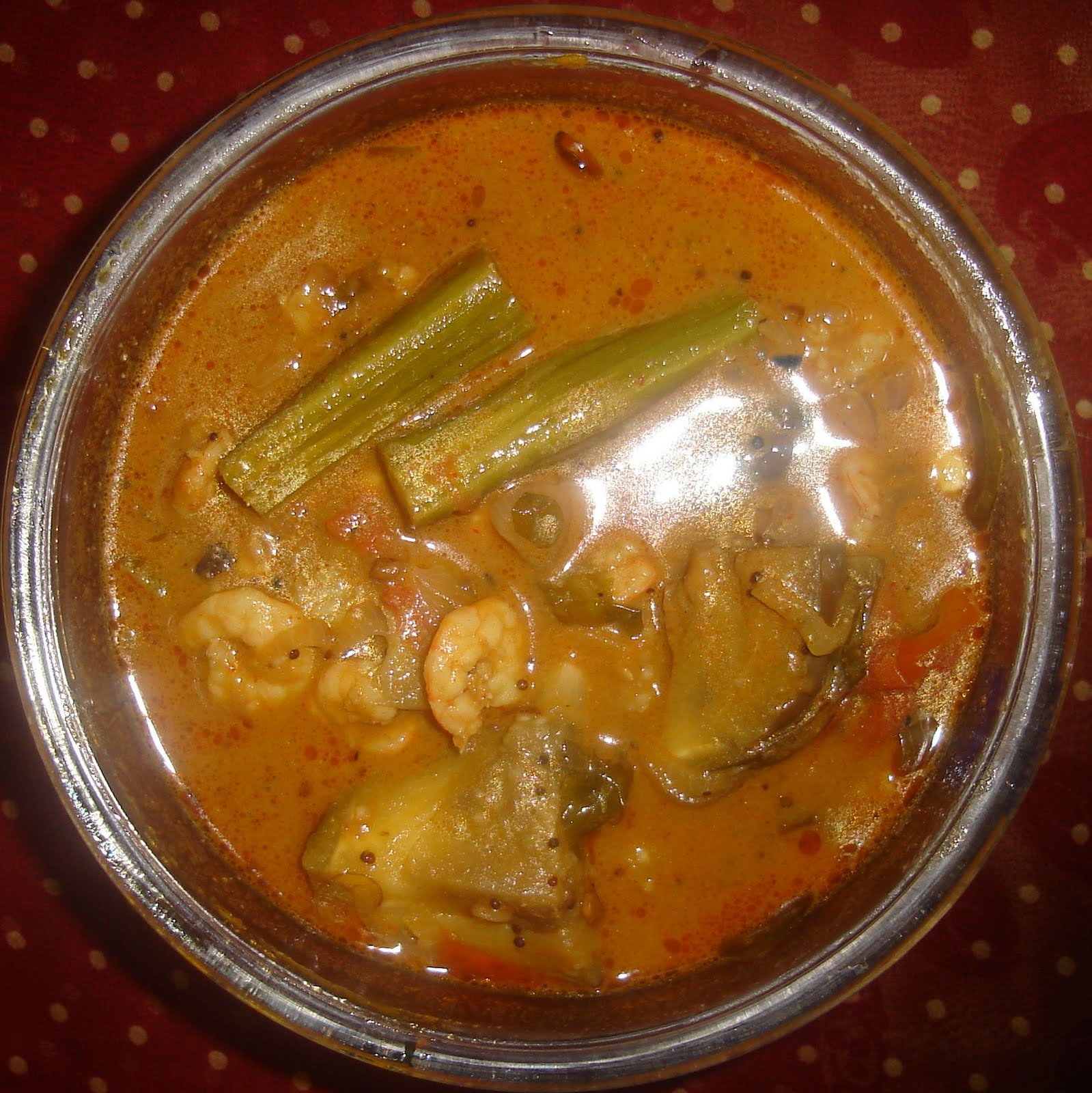 Eral Kathirikkai Murungakkai Kuzhambu (Prawns with Brinjal and Drumstick)