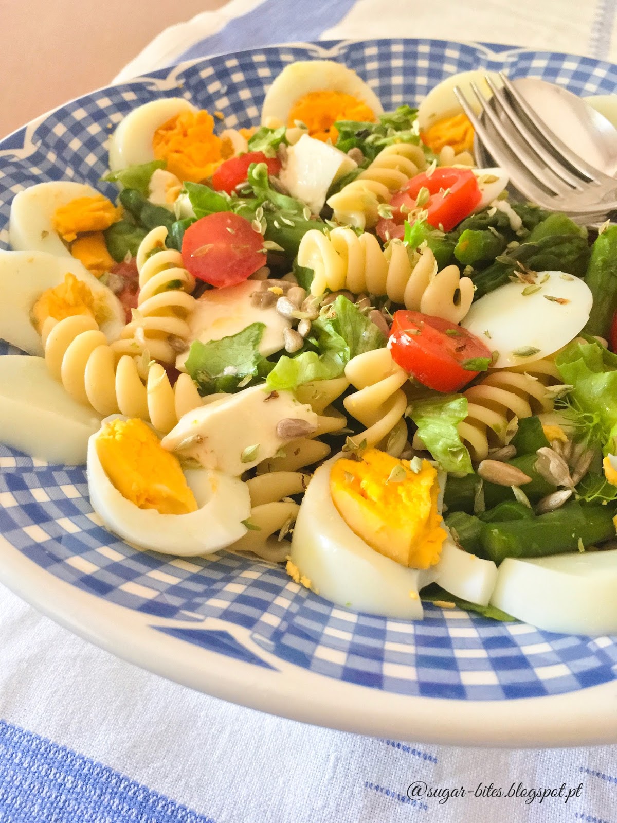 Sugar Bites: Salada Fria de Massa, Espargos, Mozzarella e Ovo