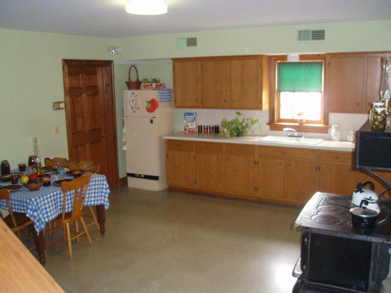 Little Homestead In Boise : Simple Amish Kitchens