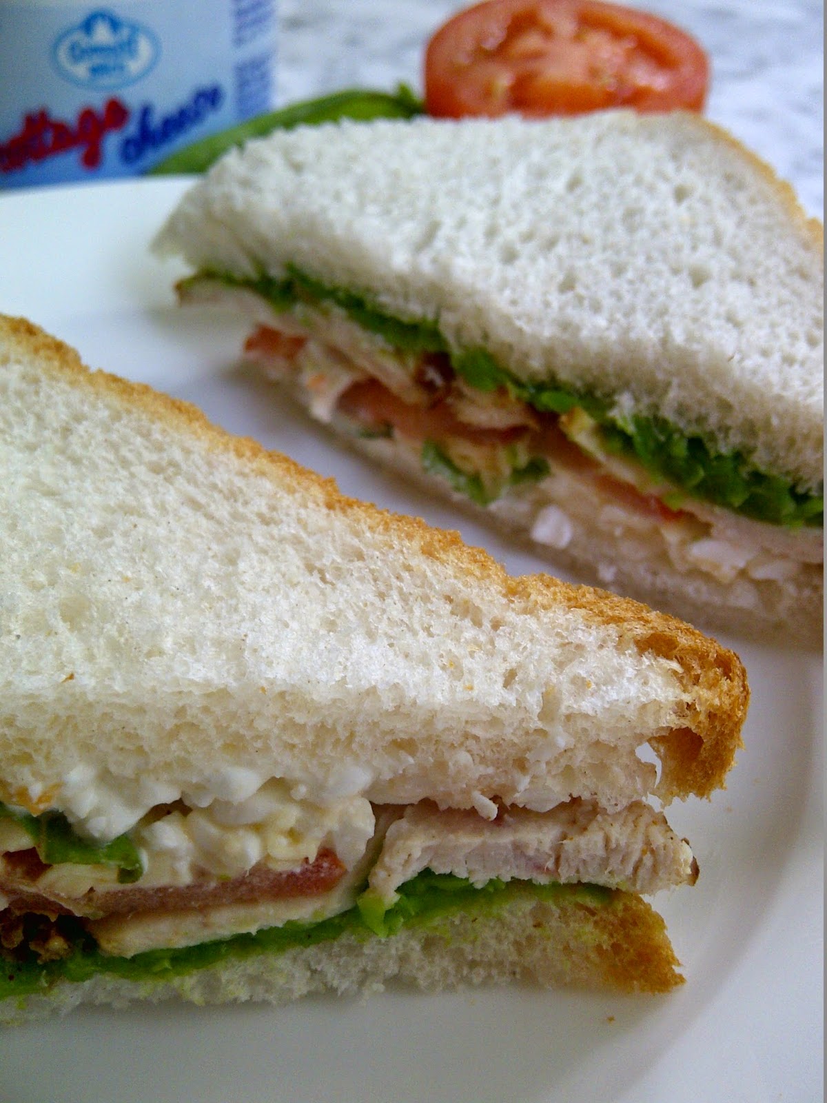 Broodje zelf gerookte kalkoenfilet met verse erwtenspread - Oesters & Uien