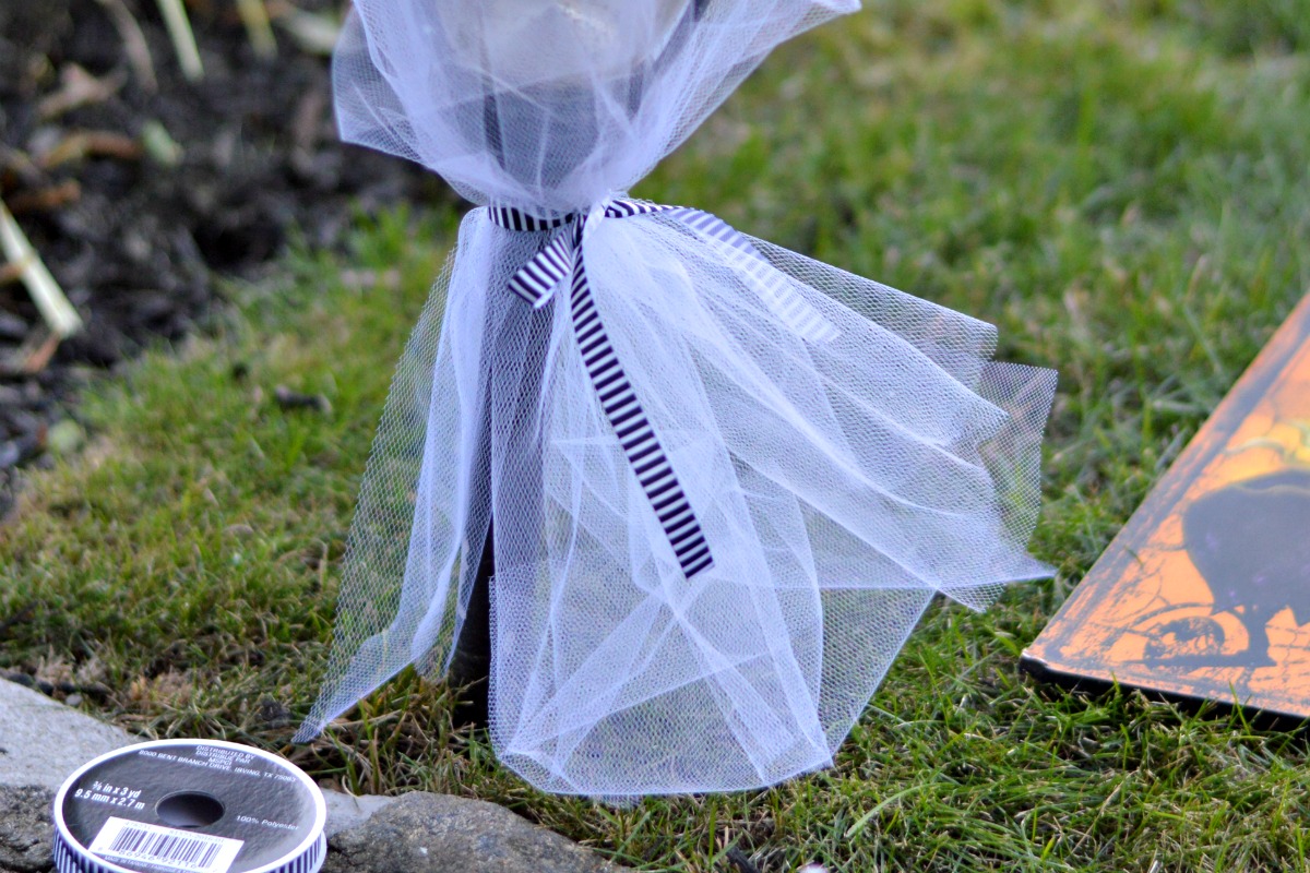 Sensing Serendipity: DIY: Boo-tiful Lamp Post Ghosts