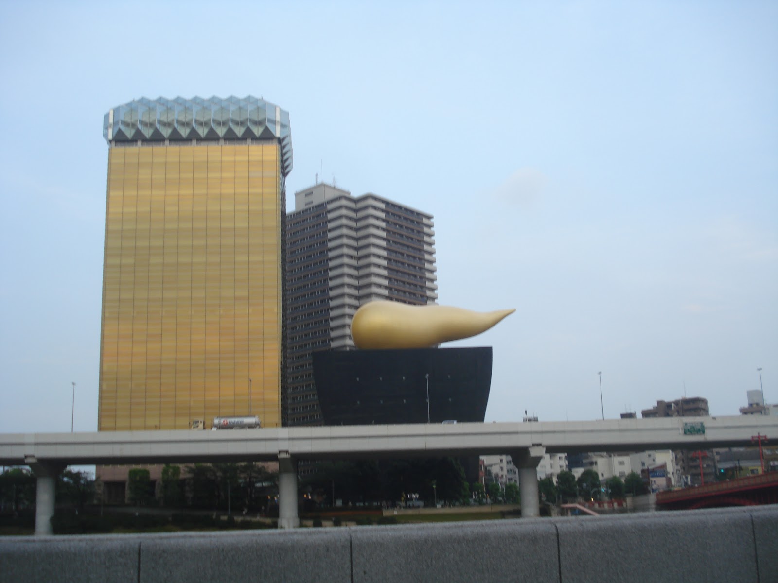 Spaceport of Harbor: Tokyo 港の宇宙基地：東京: The Golden Poo, and other Tokyo ...