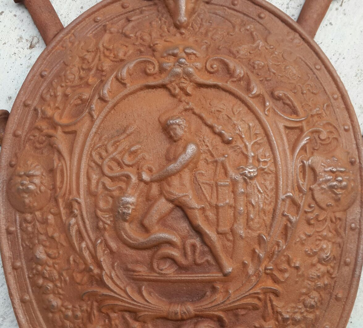 SAYANG ANTIK SOLO: Perisai Tameng Besi cor Portugis Vintage