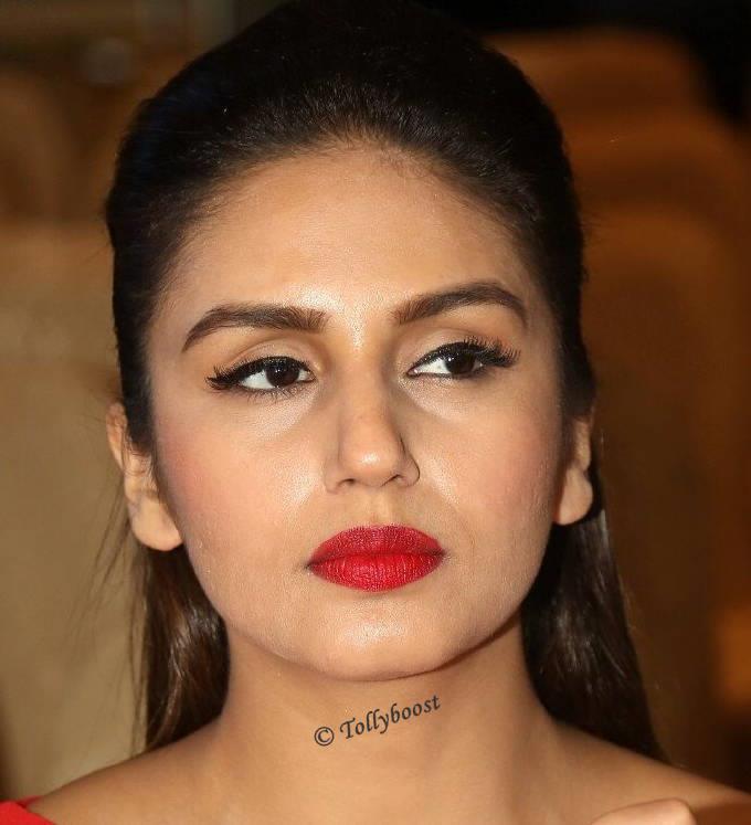 Beautiful Indian Girl Huma Qureshi Smiling Face Closeup Photos Indian ...