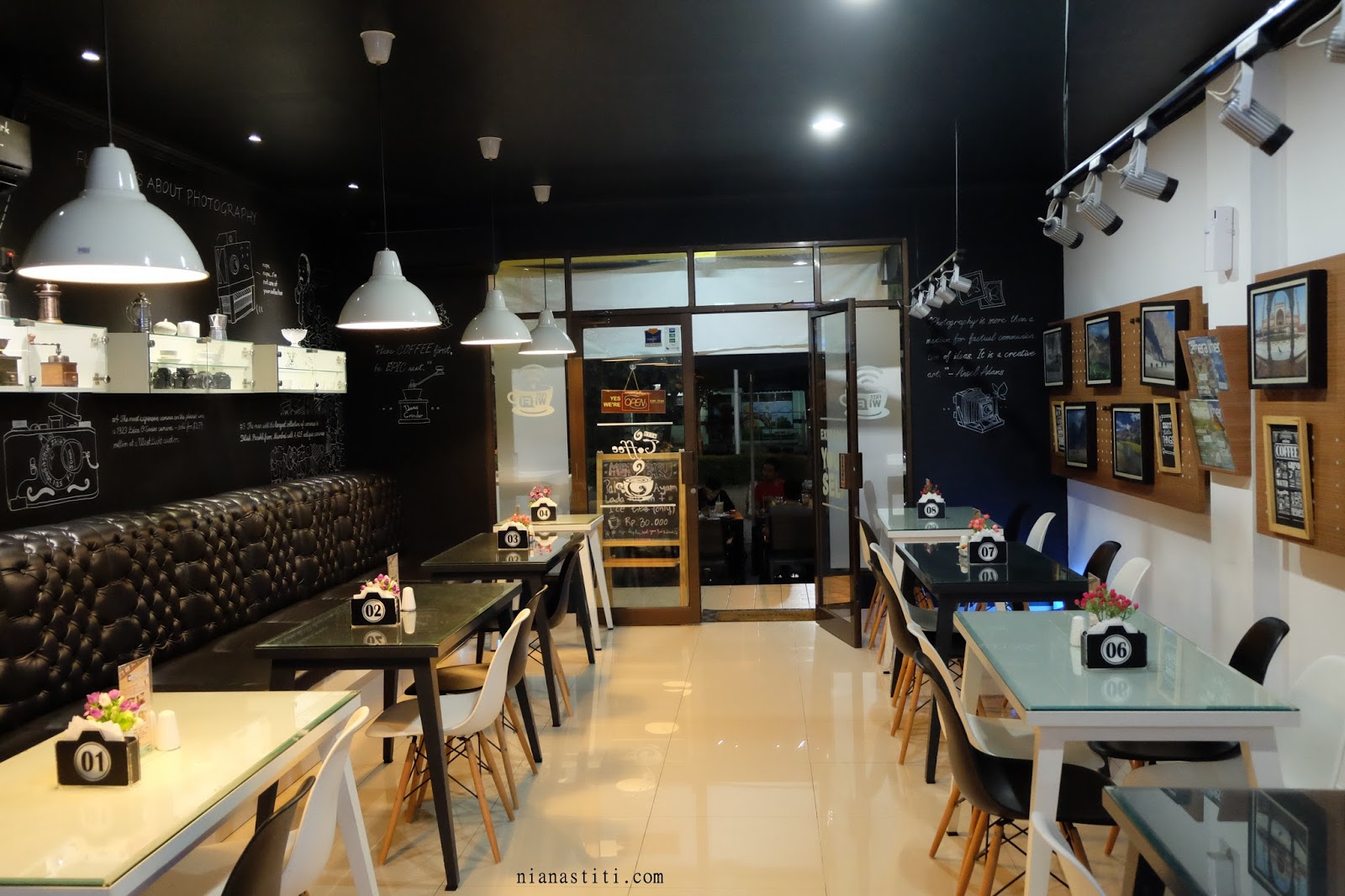 Click Cafe, Tempat Ngopi Penggemar Fotografi - LIVING ROOM