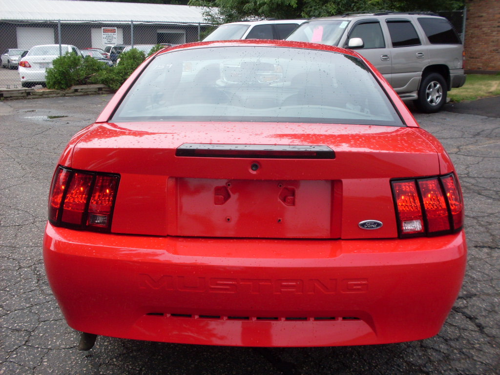 Ride Auto: 2003 Mustang red