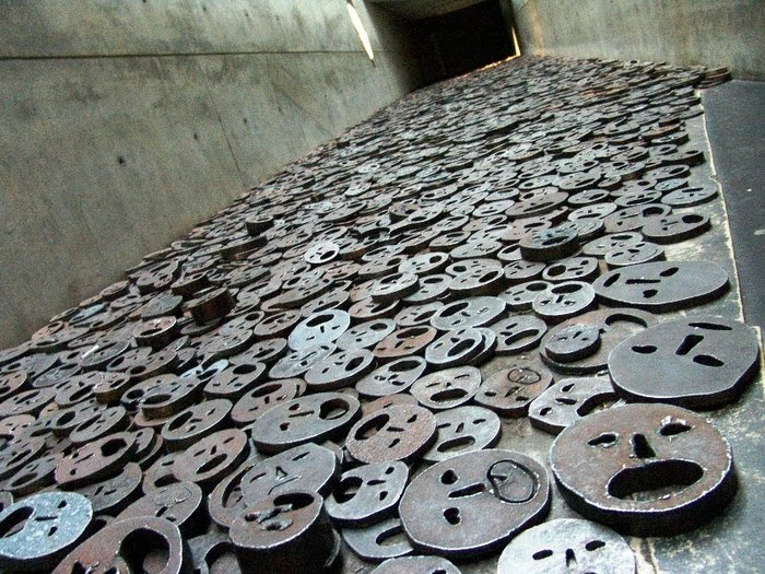 design-dautore: Menashe Kadishman Installation Shalekhet – Fallen leaves