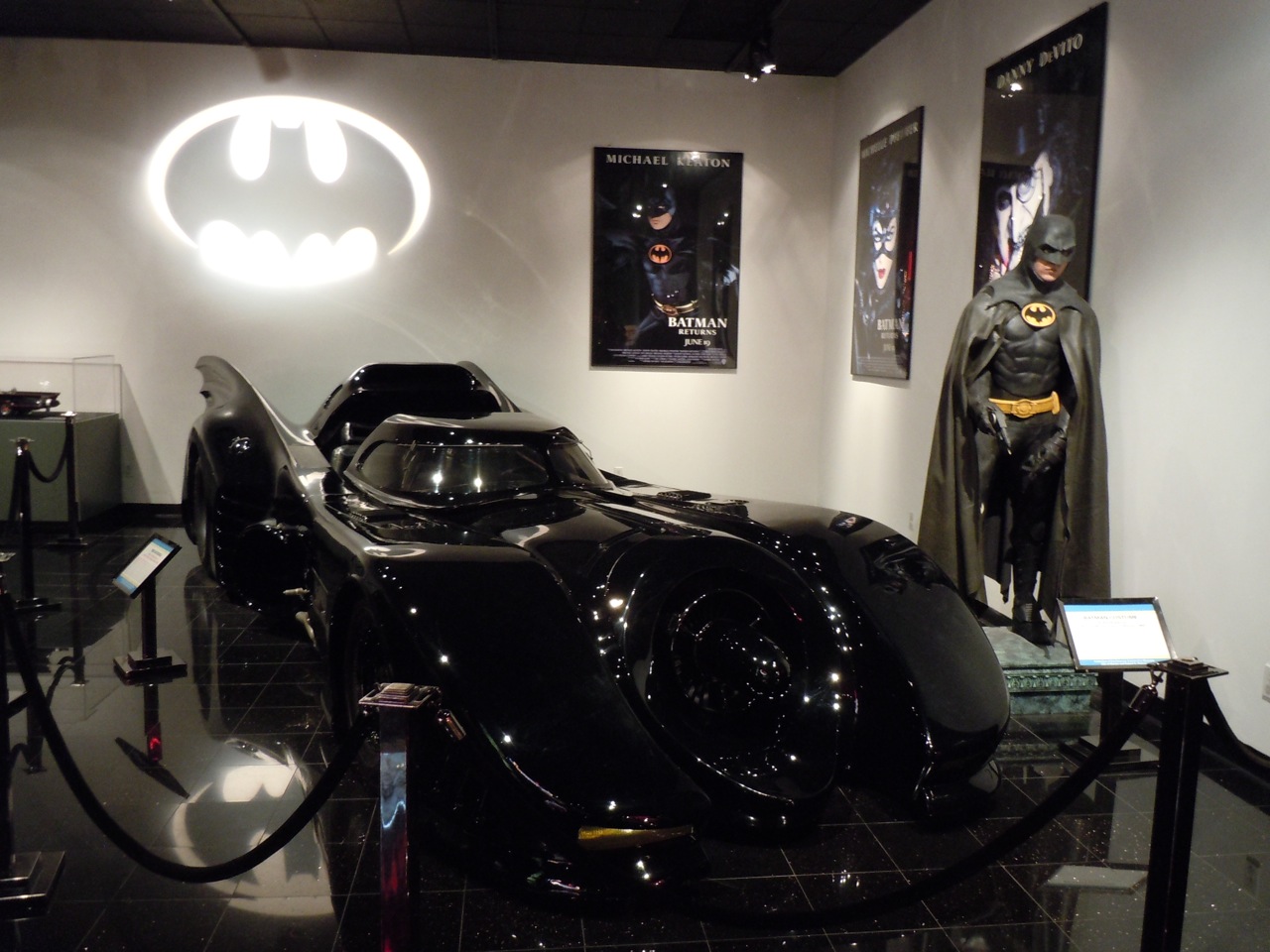 Hollywood Movie Costumes and Props: Michael Keaton's 1989 Batman suit ...