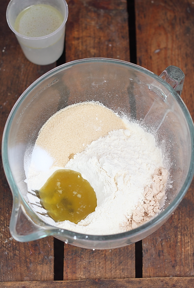 Brioche à l'huile d'olive aux coings pochés et pralines roses