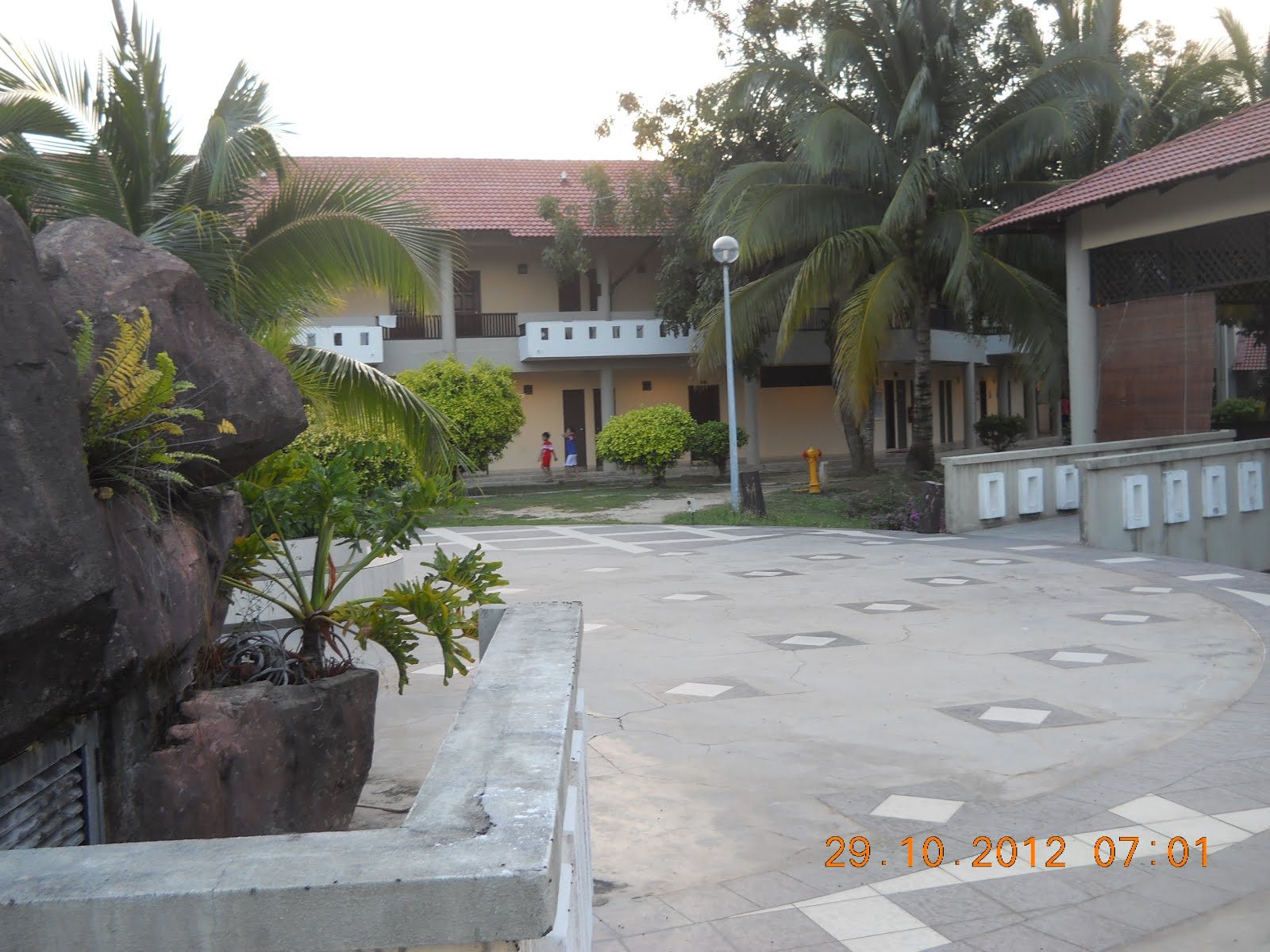 Adiza saidi: SINGGAH BERMALAM DI MERANG SURIA RESORT.