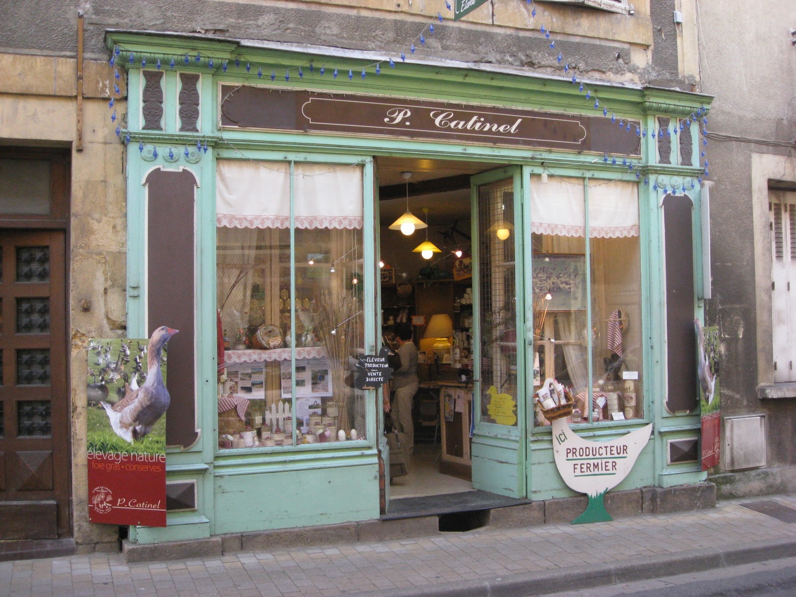 Le Manoir des Granges: Nice shop front.