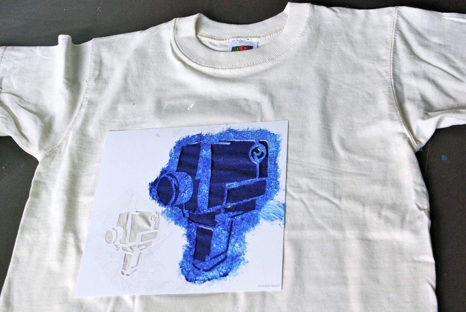 Weekdays from scratch: Craft Camp: Stenciling T-Shirts