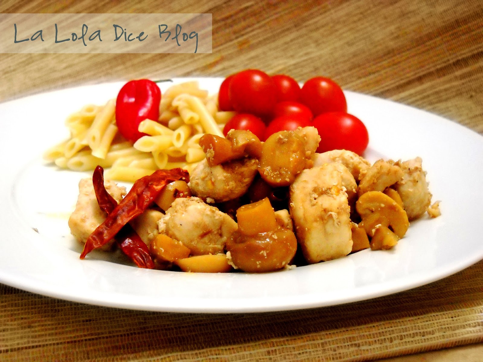Pechuga de Pollo con Champiñones y Chile de árbol | La Lola Dice