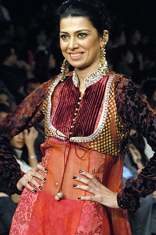 Club 4 Buzz: Fia Pakistani Model Sobia Nazir's collection