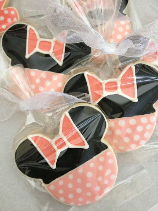 Dough and Batter: minnie mouse bow-tique cookies for addison