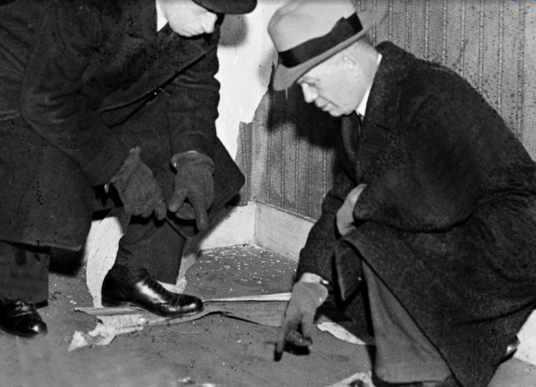 следователи осматривают пол комнаты в поисках доказательств ...