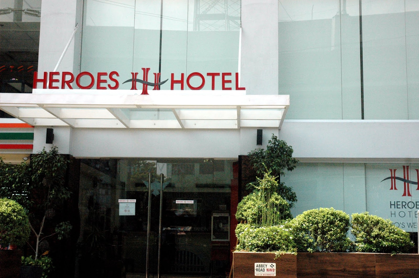 DUDE FOR FOOD: A Hero's Welcome at Heroes Hotel