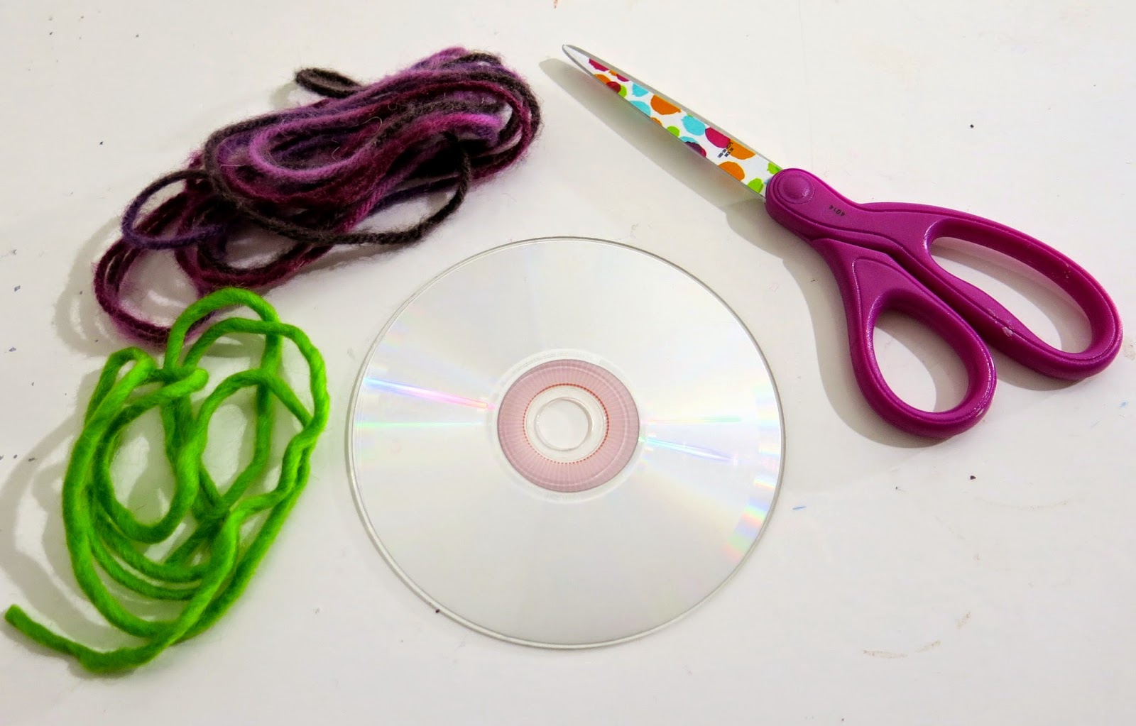 Cassie Stephens: In the Art Room: CD and Embroidery Hoop Loom Weaving