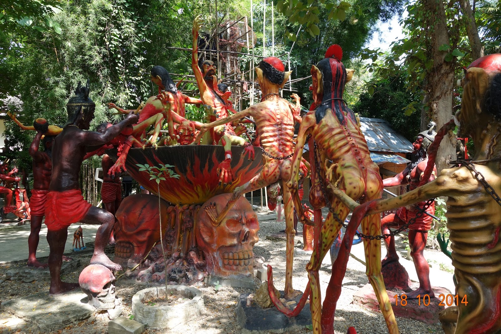 ChristianPFC - Adventures in Thailand: Buddhist hell garden in Wat Mae ...