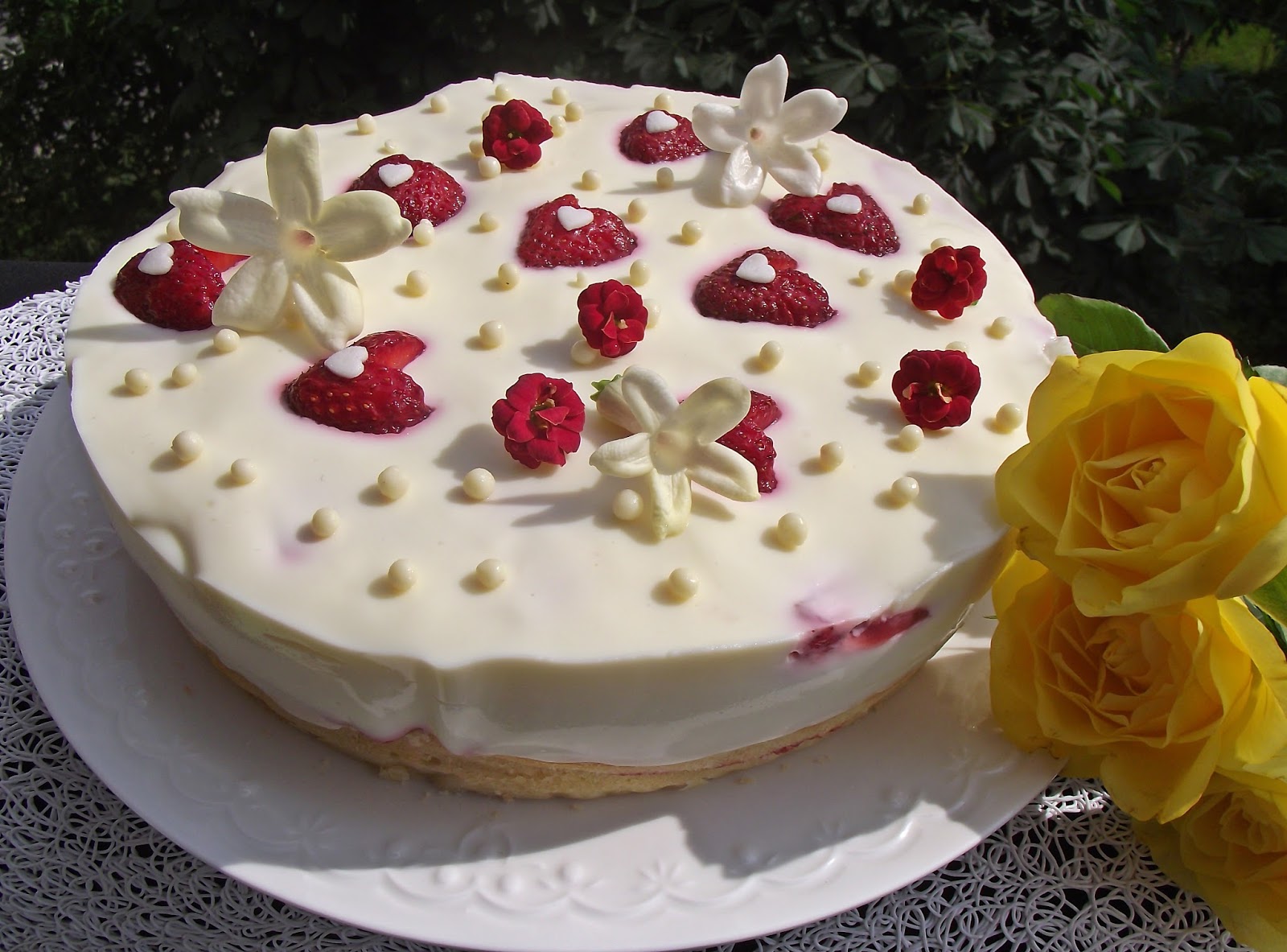 Bucate, vorbe şi arome: Tort cu cremă de lapte condensat şi căpşuni