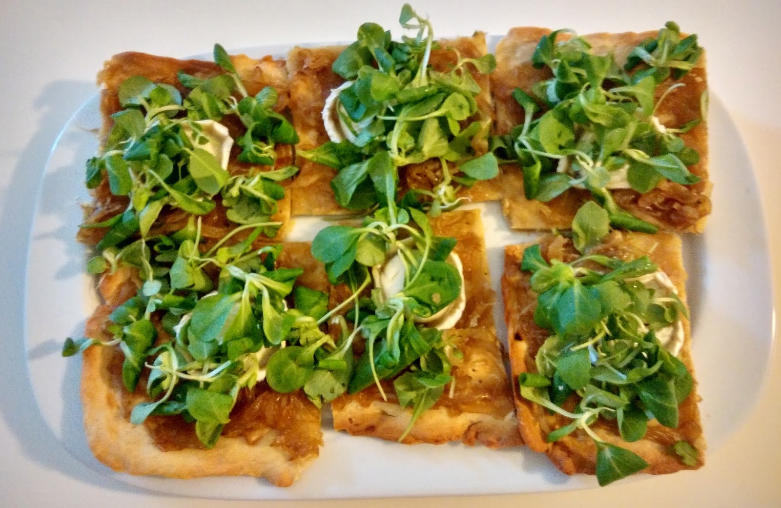 Platos mediterráneos: Coca de cebolla caramelizada y queso de cabra