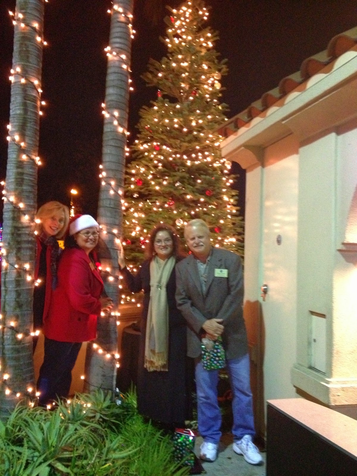 Milpas Christmas Tree Lighting - Santa Barbara, California: 4th Milpas ...