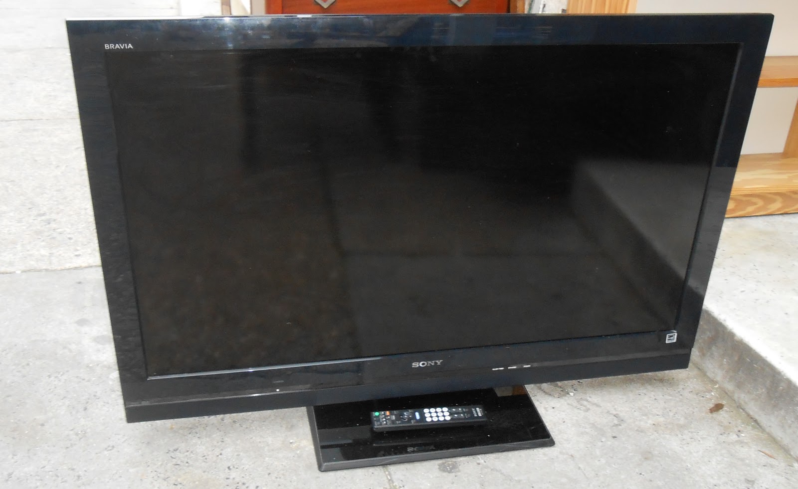 Uhuru Furniture & Collectibles: Sony Flatscreen HD TV- SOLD