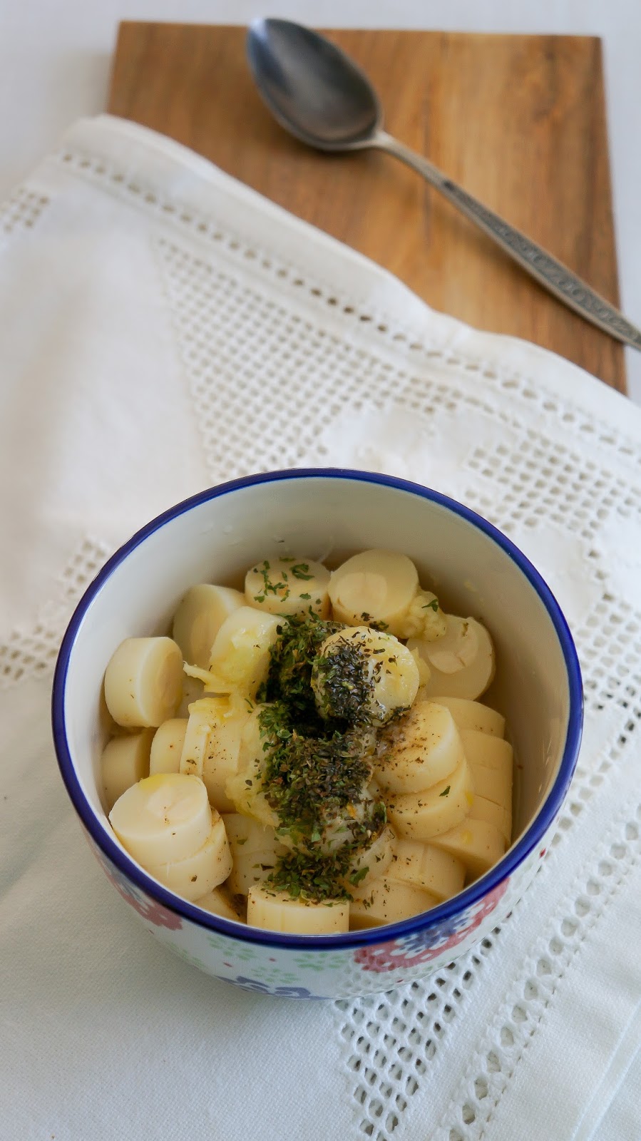 Hearts of palm salad with lemon and garlic