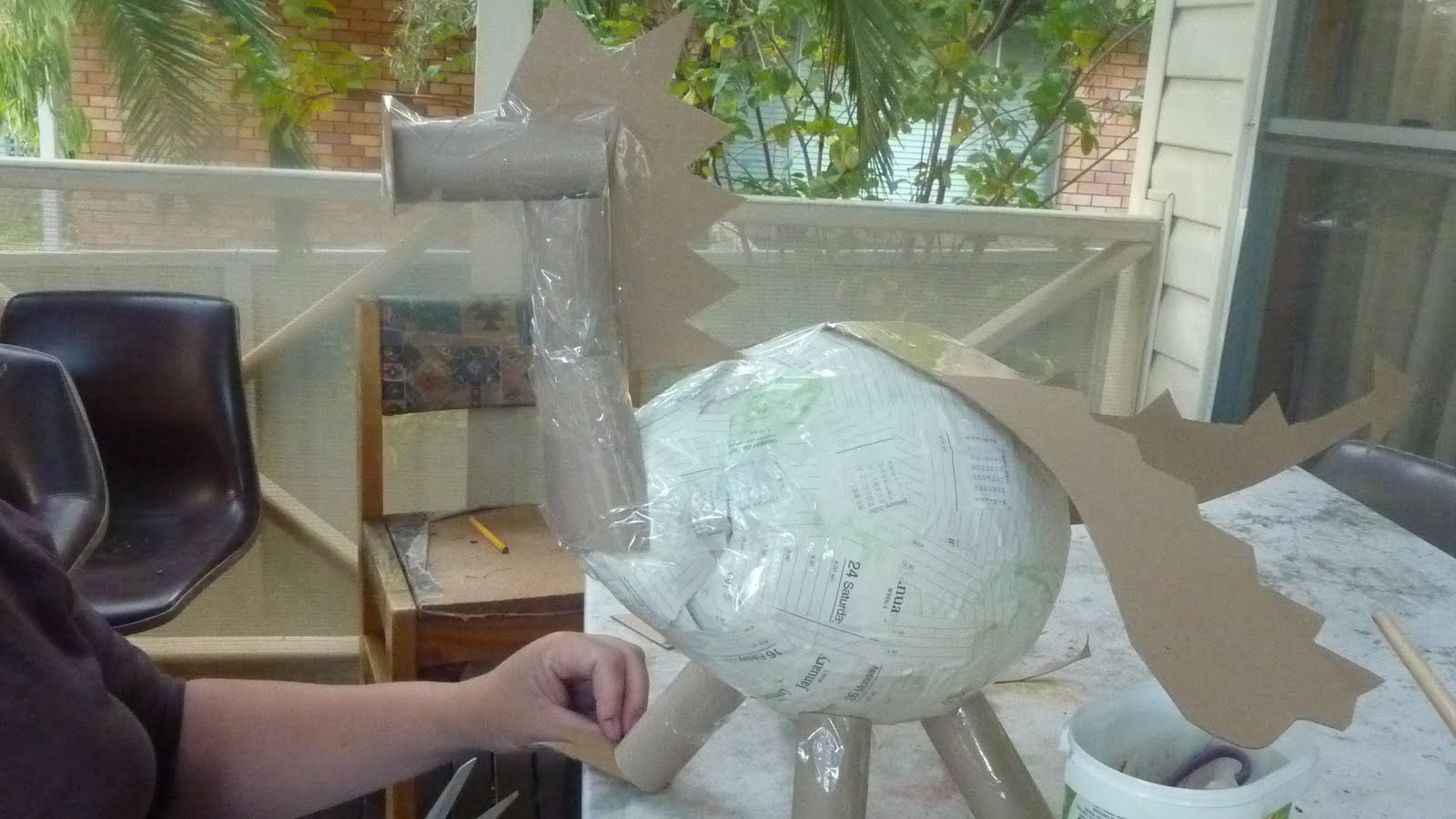 Crafty Cow Creations: how to make a dragon pinata